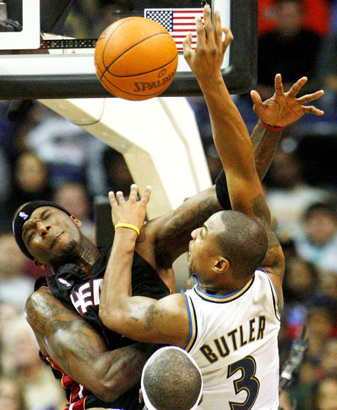 NBA: Lakers pip Rockets in overtime - Taipei Times