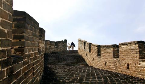 Slipper-man conquers Great Wall in straw slippers 拖鞋俠 一雙草鞋跑完長城馬拉松 ...