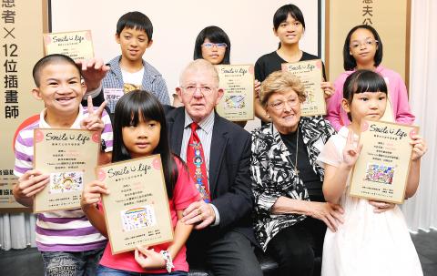 Retired US surgeon meets with patients - Taipei Times