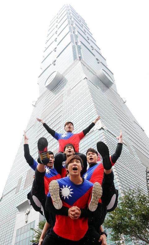 Students showcase attractions with use of human pyramids - Taipei Times