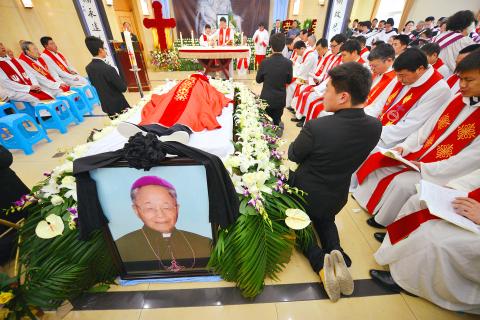 Thousands mourn Shanghai’s bishop - Taipei Times