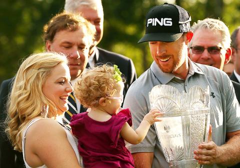 String of late birdies take Mahan to Barclays title - Taipei Times
