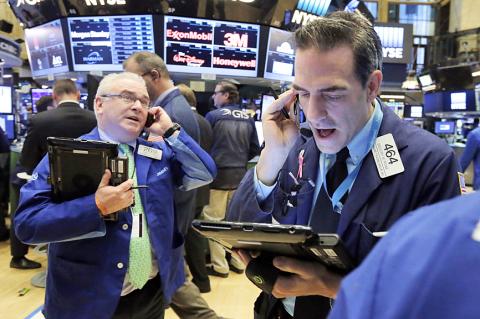 Wall Street slips as investors cash in - Taipei Times