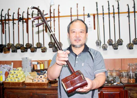Erhu maker wins copper at competition in Beijing - Taipei Times