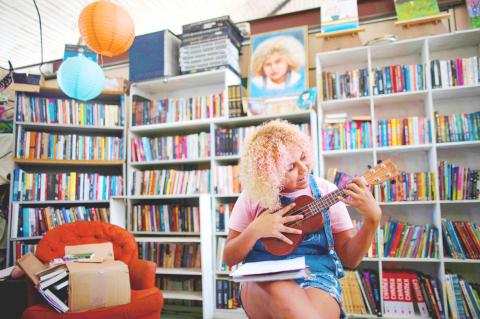 Girl launches favela library in Brazil - Taipei Times