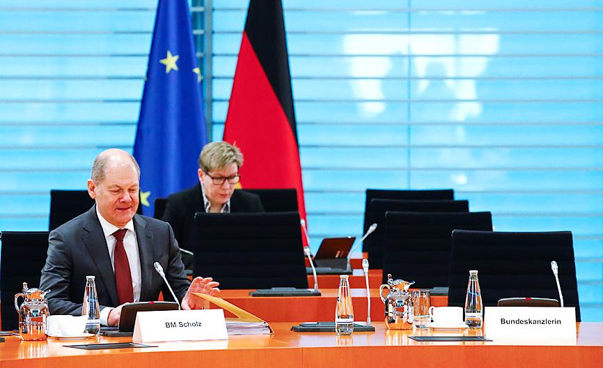 Virus Outbreak: Merkel quarantine hurts EU defense - Taipei Times