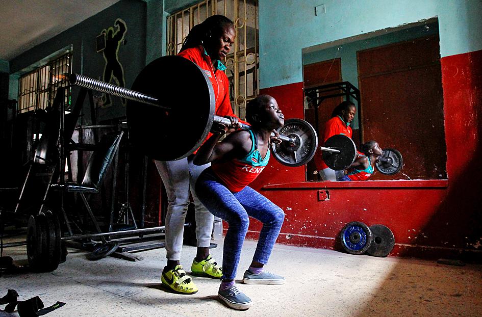 Weightlifter trains her daughter and granddaughter - Taipei Times