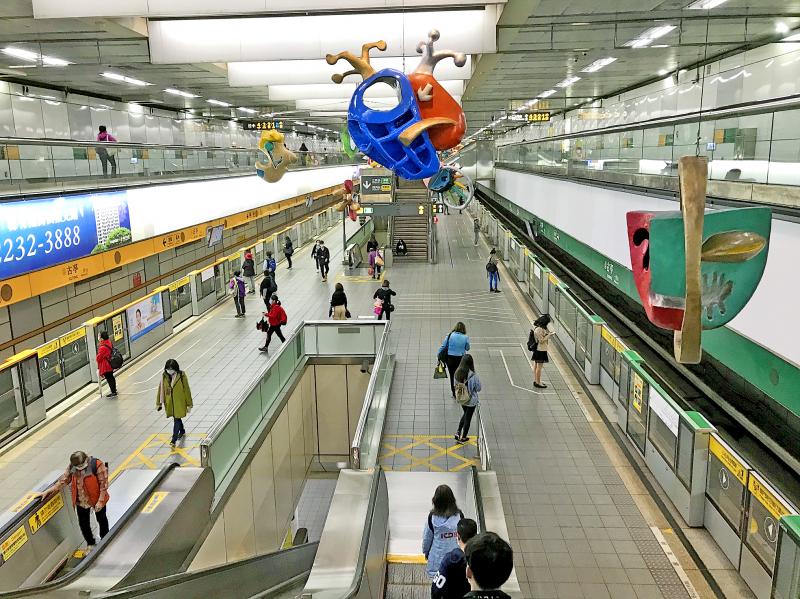 Taipei MRT urges riders to look up from phones - Taipei Times