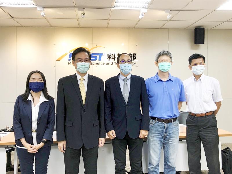 NTU team helps farmers raze pig odor - Taipei Times