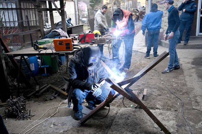 Lviv locals produce homemade anti-tank obstacles - Taipei Times