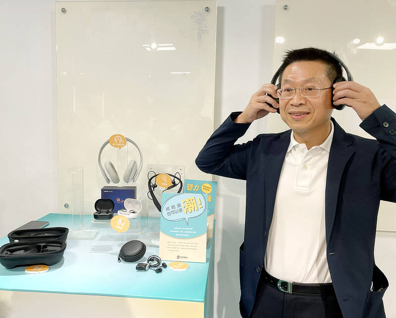 Survey warns of risk to hearing from headphones - Taipei Times