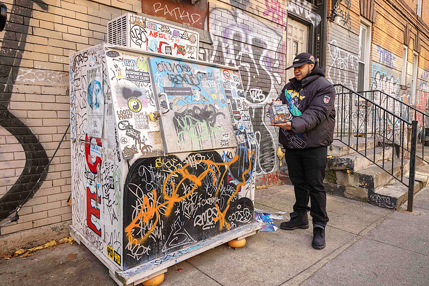 Artist’s tiny scenes sell big - Taipei Times