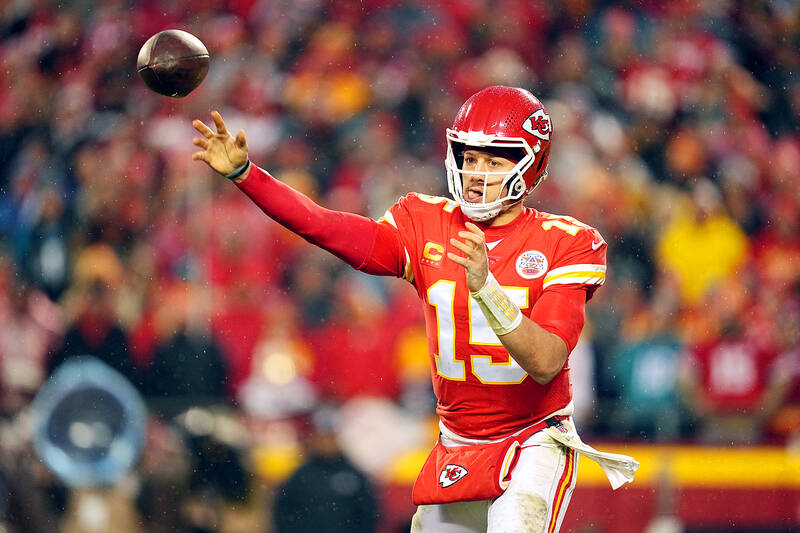 Limping Mahomes and Chiefs hold off Jaguars, Eagles cruise past the ...