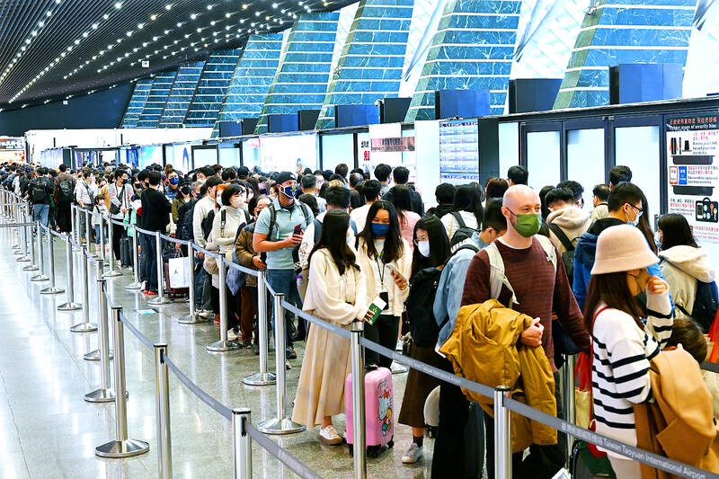 Airline revenues up on resumed travel - Taipei Times