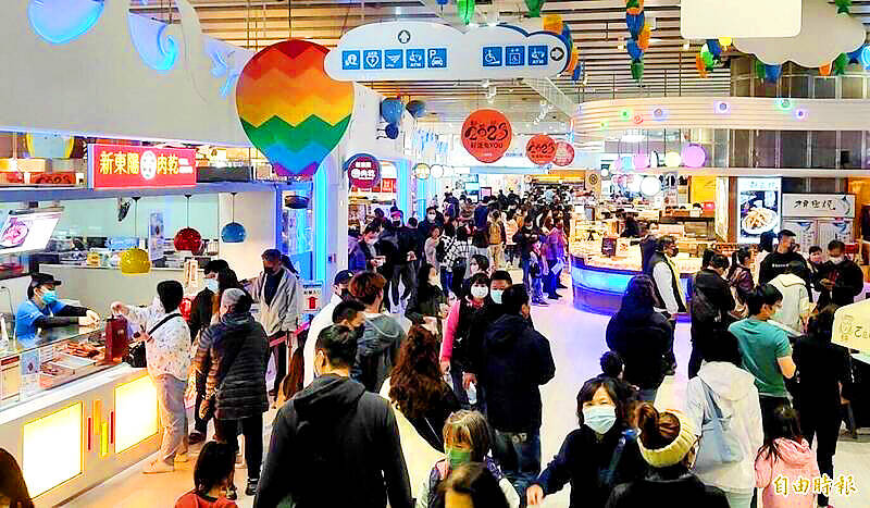 Consumer confidence rises for second month: poll - Taipei Times