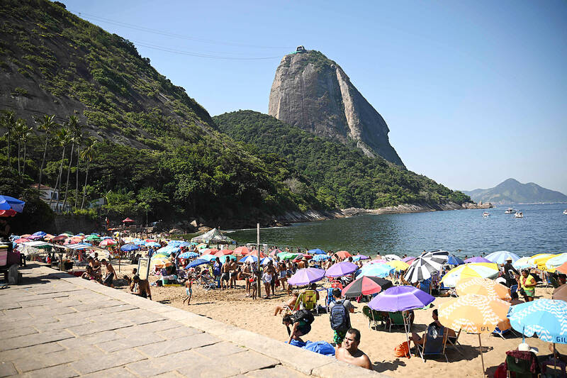Residents protest zip line on Rio’s iconic mountain - Taipei Times