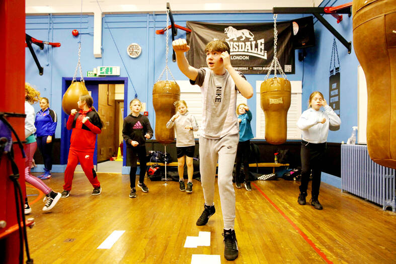Belfast boxing club aims to beat sectarian divisions - Taipei Times