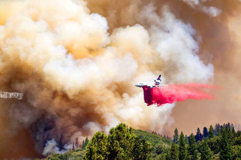 Pollution suit could curb use of aerial fire retardant - Taipei Times