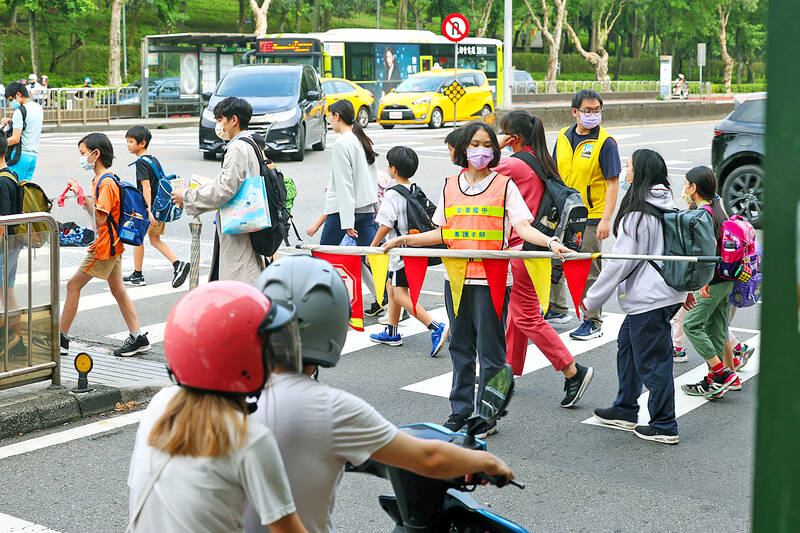 Cabinet approves road safety program - Taipei Times