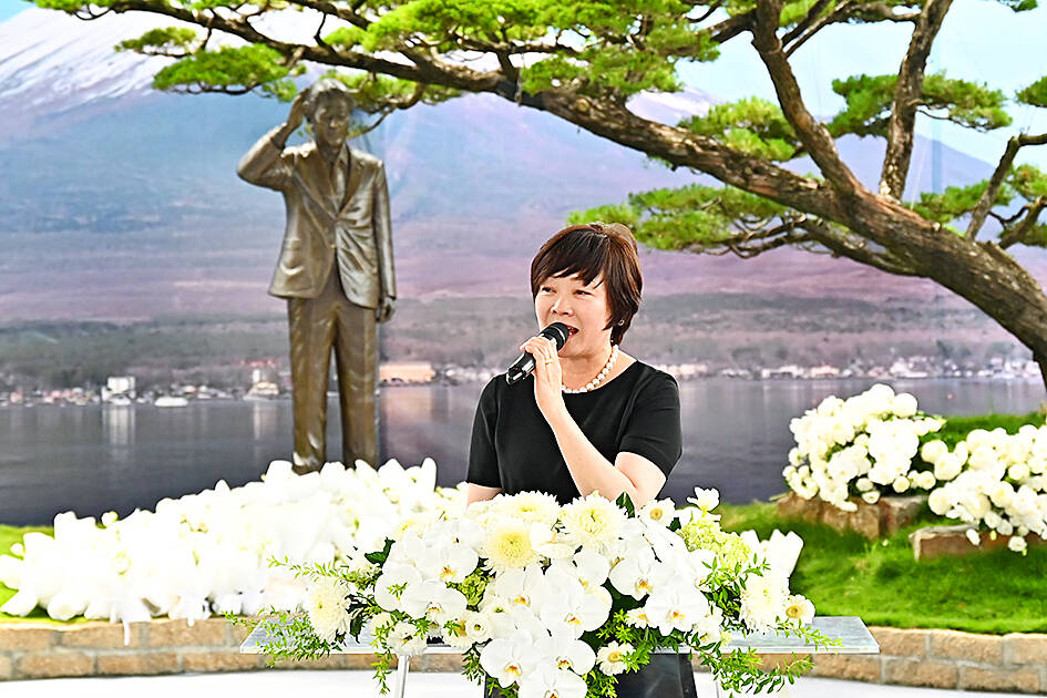 Abe’s widow visits his statue at Kaohsiung temple - Taipei Times