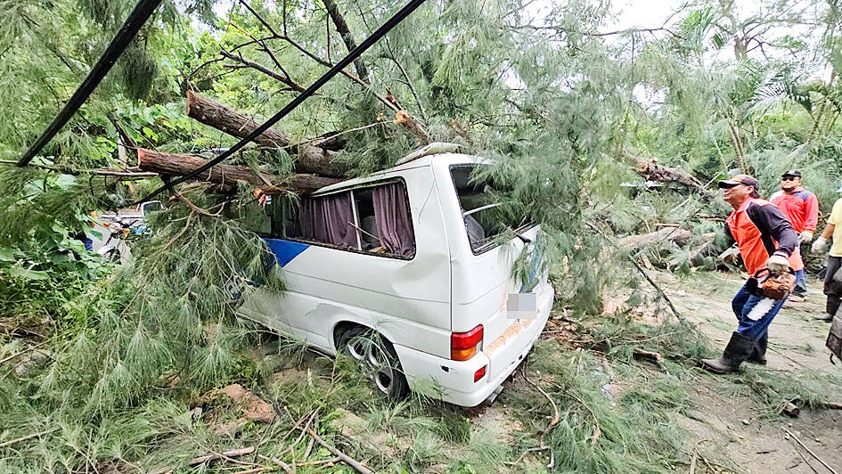 Haikui’s double landfall leaves 116 people injured - Taipei Times