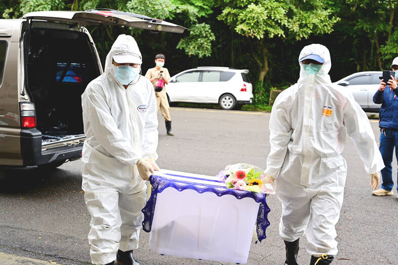 Specialist indicted over March baboon shooting - Taipei Times