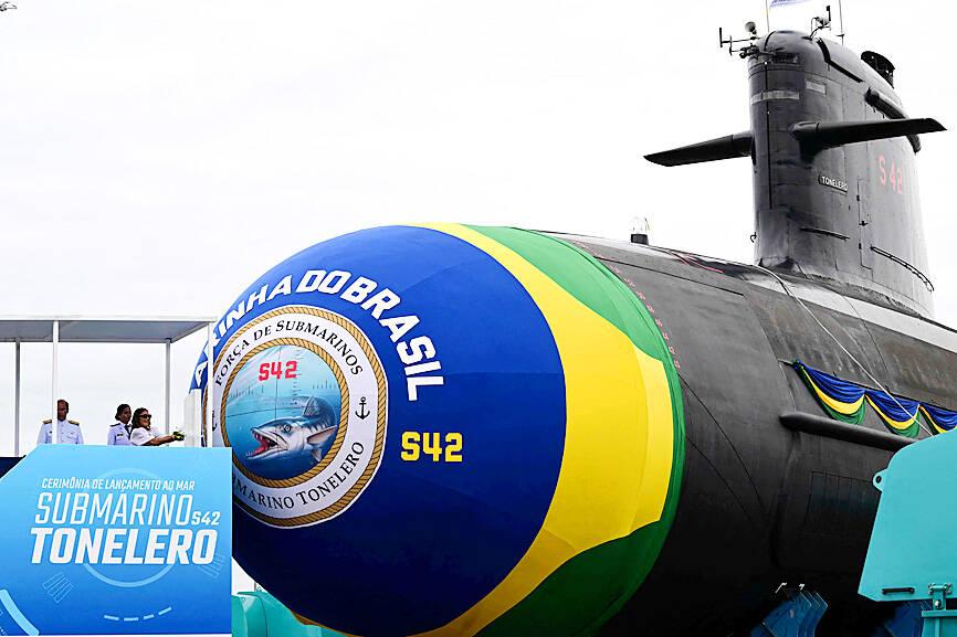 Macron, Lula hail defense ties at submarine launch - Taipei Times