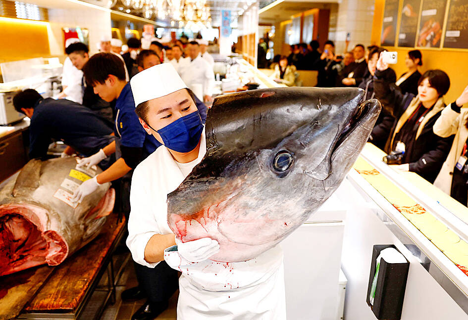 Buyer pays US$1.3m for Tokyo new year tuna - Taipei Times
