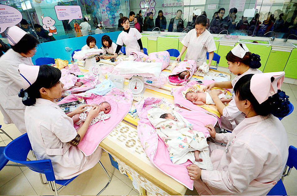 Chinese hospitals to offer epidurals to promote childbirth - Taipei Times